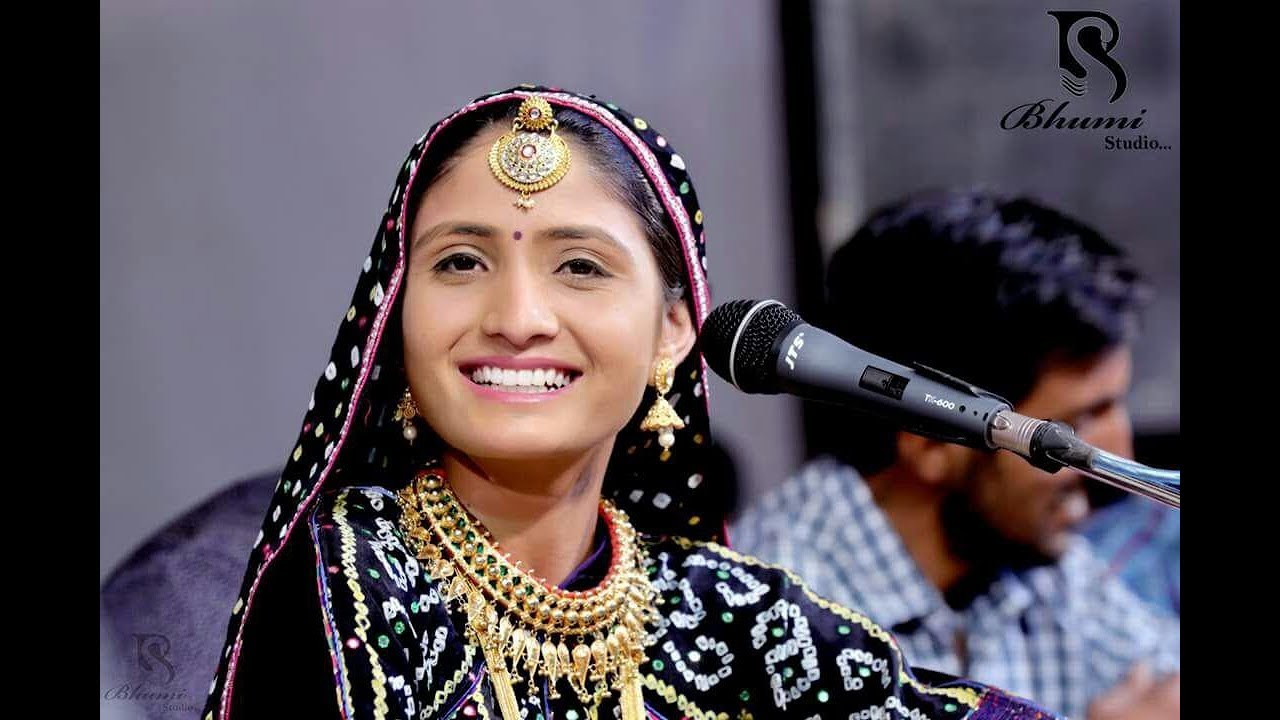 Geeta Rabari Live Dayro 2020 || Lok dayro - YouTube