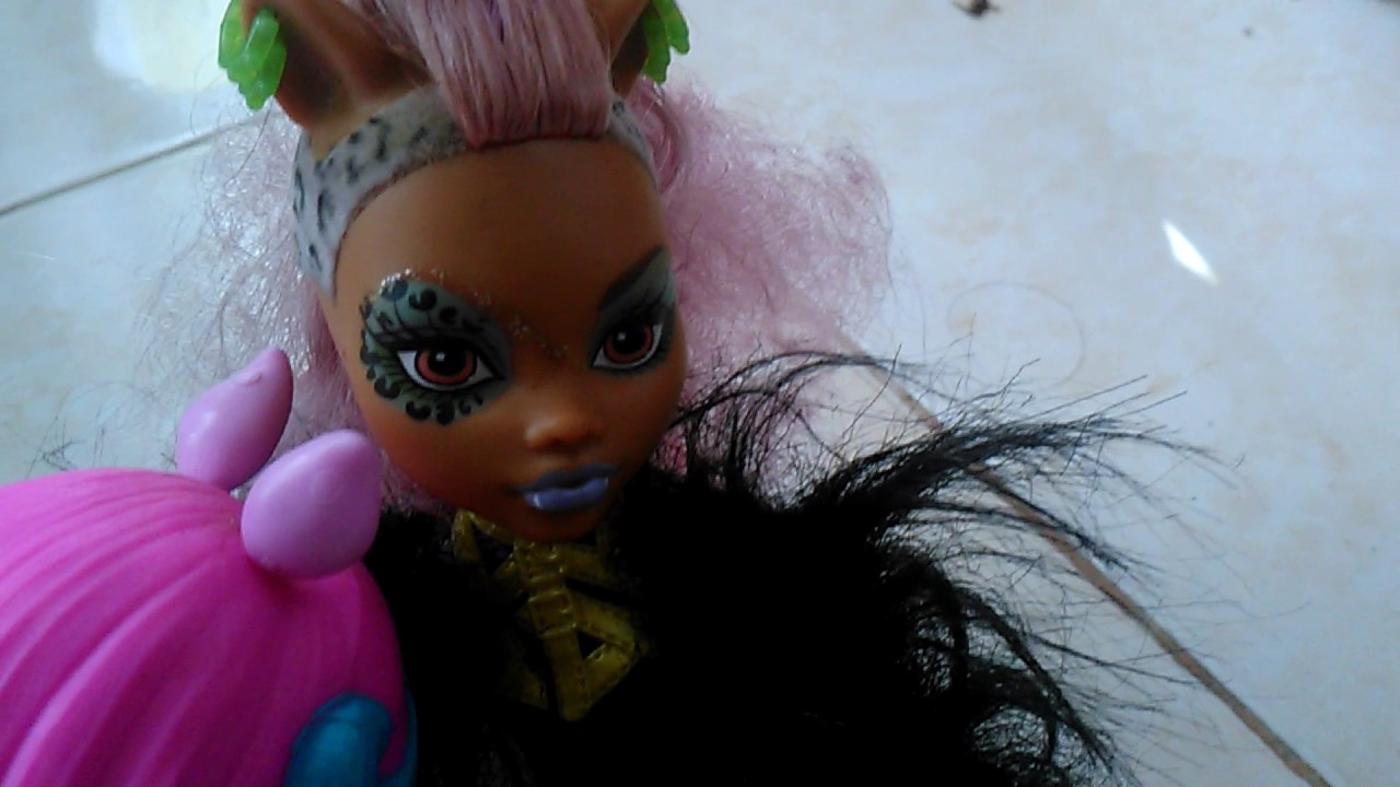 FRANKIE BROKE HER ARM! The Curse Arm | Monster High Stories #1 ...