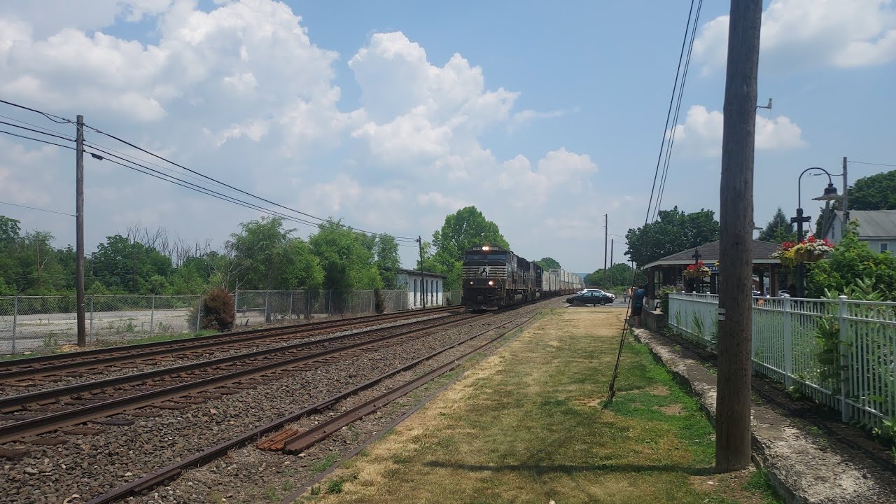 NS 7016 SD60E Leads 200 with transformer at the rear! 6/22/24 - YouTube