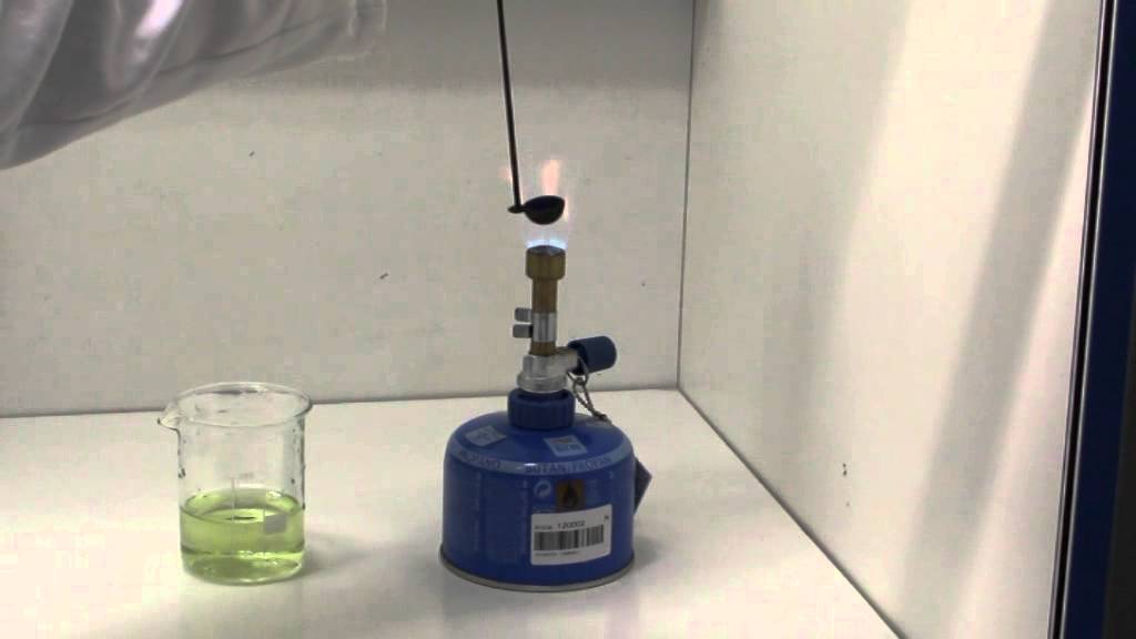 Réaction chimique: réaction du soufre avec l'oxygène et de son oxyde ...