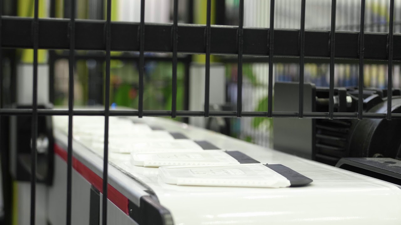 BOY 35 E-VV Umspritztechnik – Eiskratzer mit TPE-Lippe - YouTube