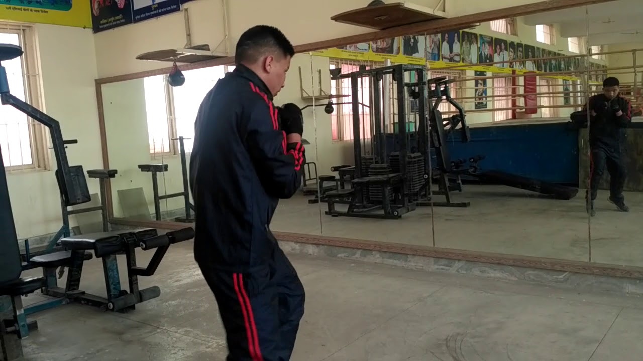 Boxing practice on the mirror - YouTube