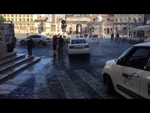 Piazza del Popolo come un autolavaggio, video denuncia Codacons