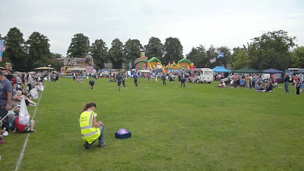 Tennis ball and spoon race - YouTube