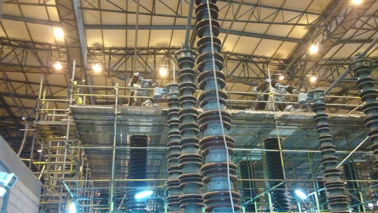 400,000 volt circuit breaker - YouTube