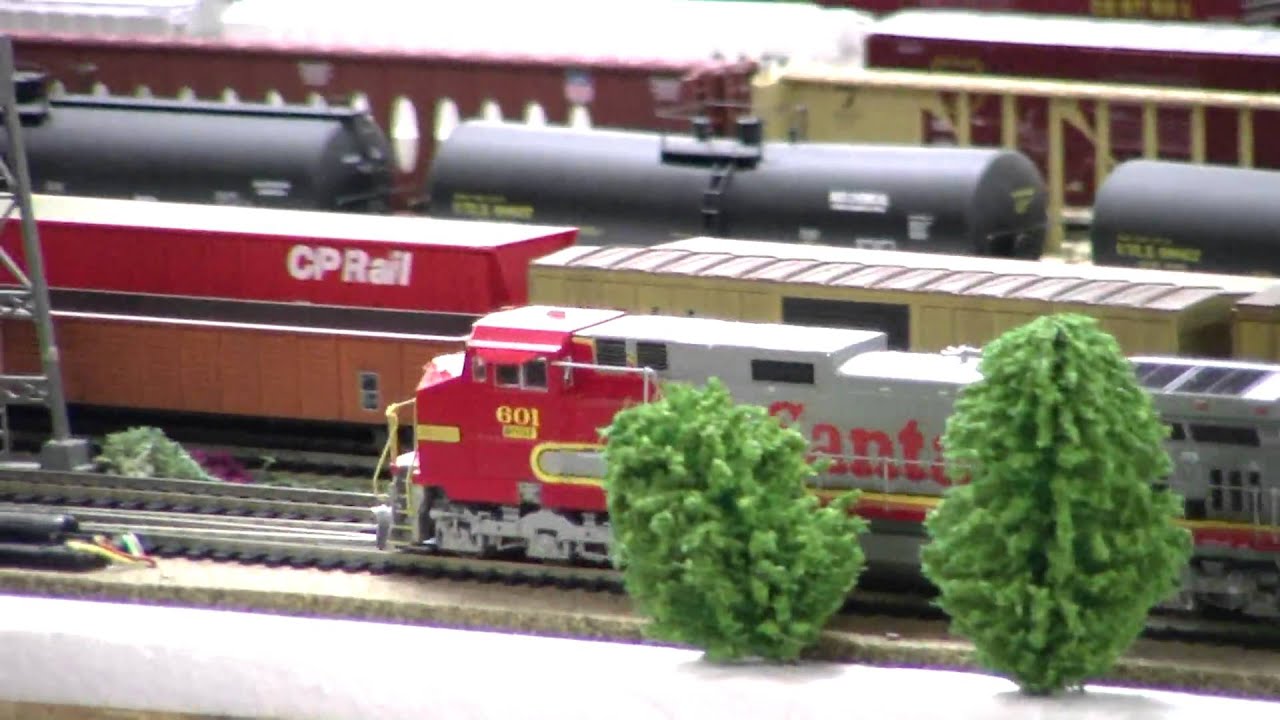 Athearn BNSF/Santa Fe Warbonnet Blue Box C44-9W #601 - YouTube