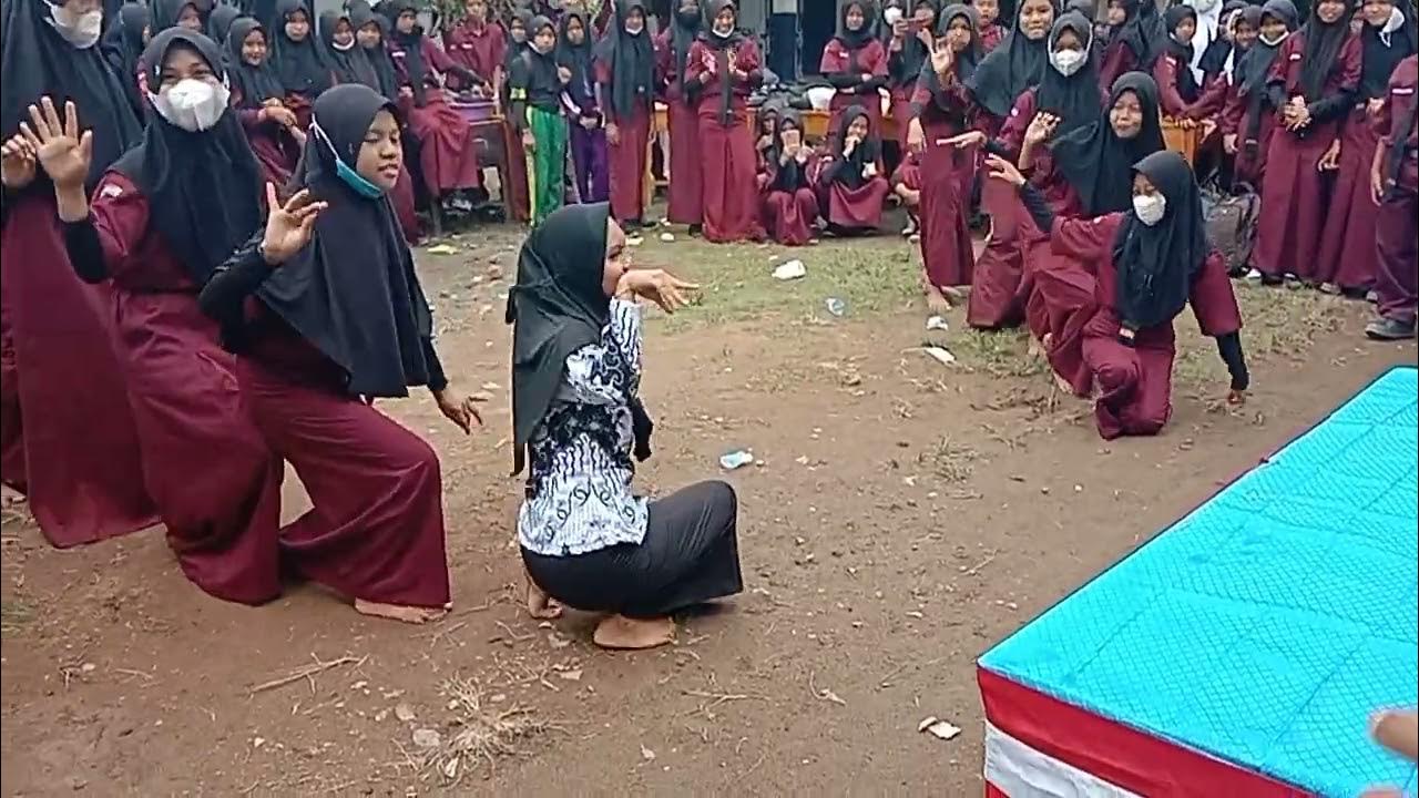 HUT PGRI 2021 GURU MENARI ZAPIN MELAYU |PERSEMBAHAN SMPN 3 BELIMBING| - YouTube