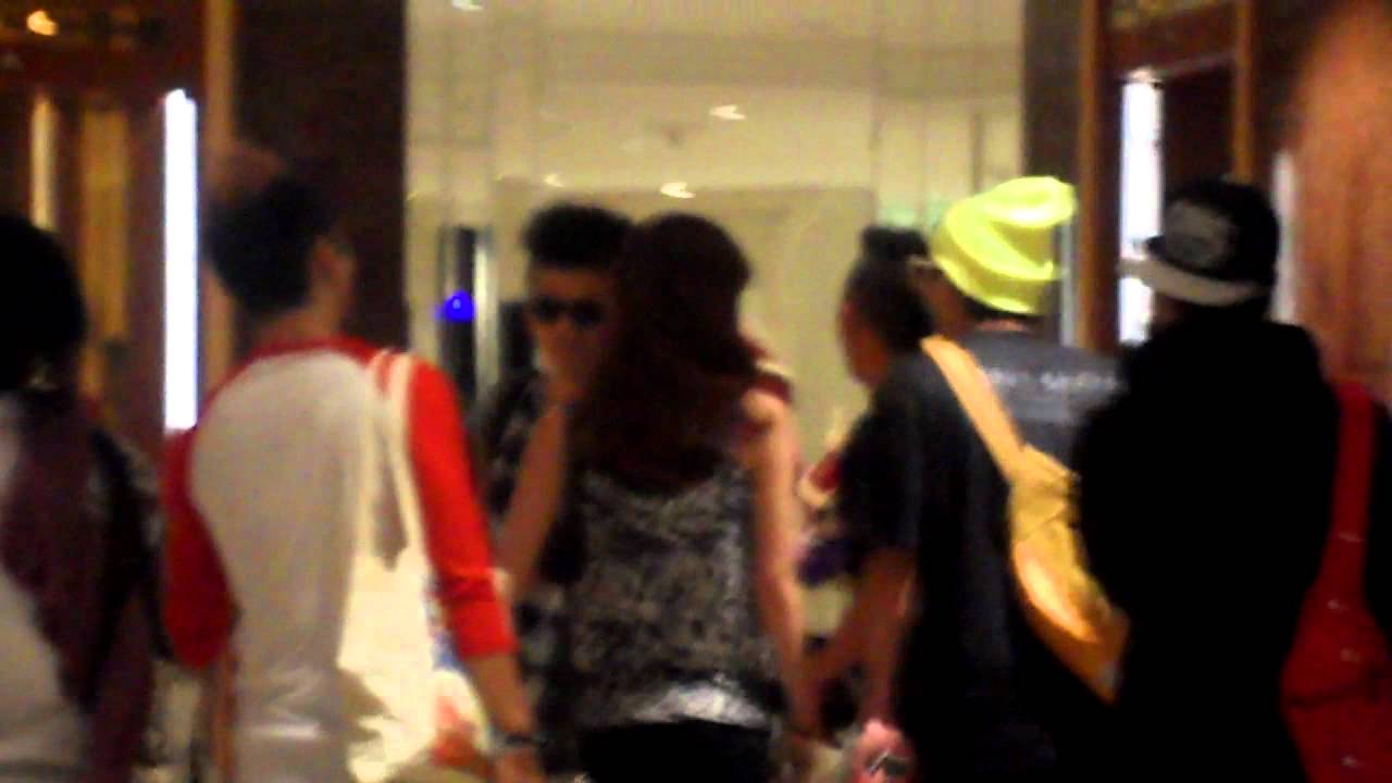 121005 Hi-Tech and Crazy dancer YG back to hotel after Bigbang Alive ...