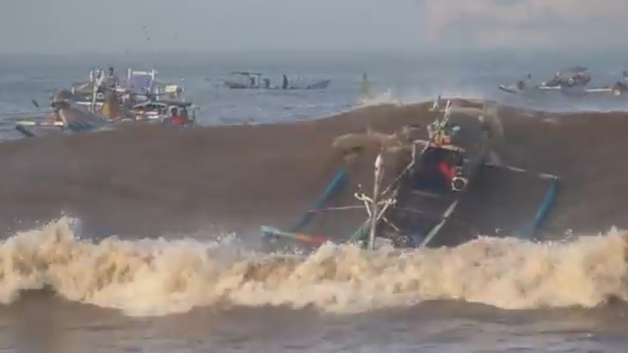 Bangka sinuong ang malaking alon dulot ng Bagyo #Bagyo #odette #Yolanda ...