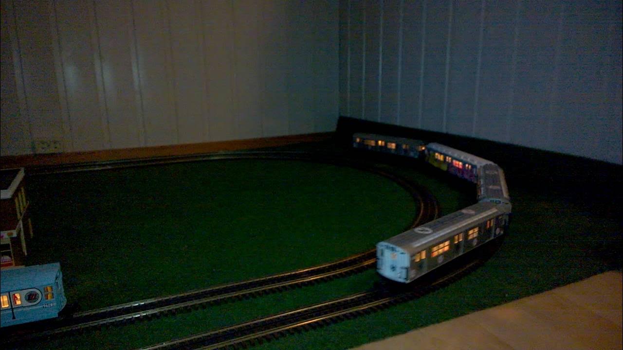 MTH MTA R17 and R12 subway with norwegian graffiti - YouTube