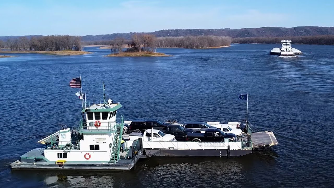 PRIDE OF CASSVILLE and HFL MARINER at Lansing, IA - YouTube