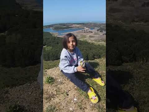 HANİFE ESMA BABASINA ÇİÇEK TOPLAMIŞ