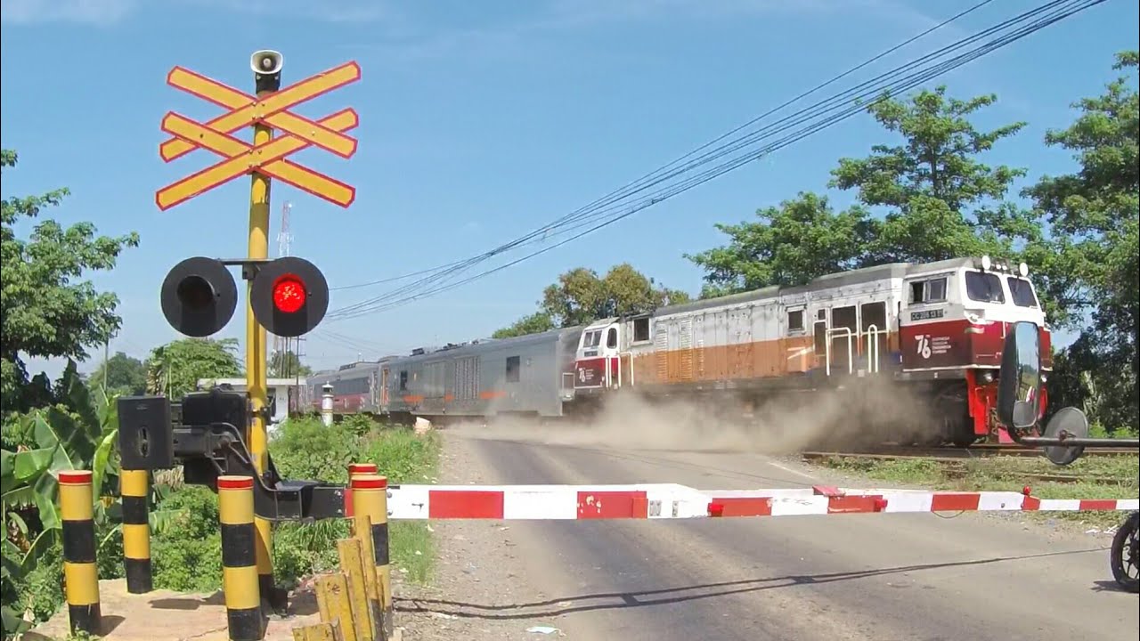 Awas Hujan Batu Ballast & Debu Kereta Api..!! - YouTube