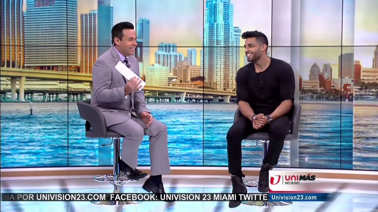 John Lajara le canta a Eileen Cardet de Univision 23 - YouTube