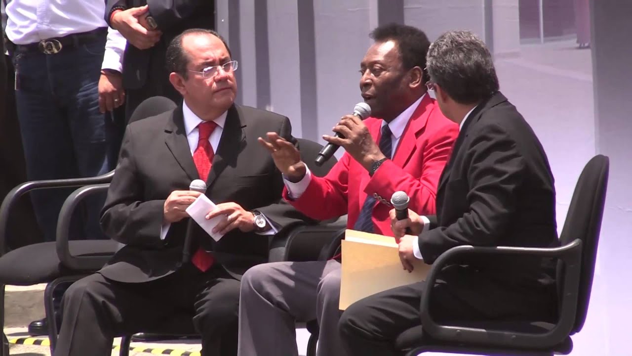 Pelé se presenta en la UPAEP - YouTube