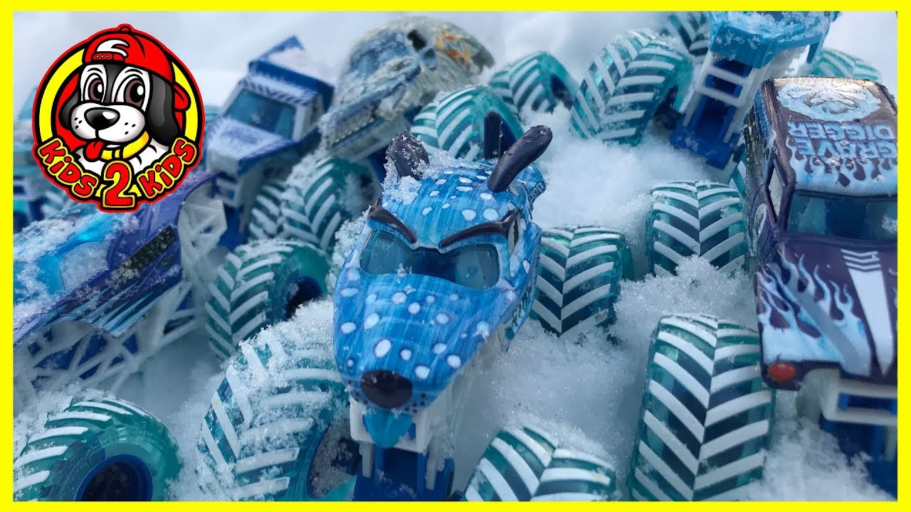 Monster Jam - ICE Trucks SNOW RACE - Fire & Ice Stunt Set ft. Grave ...