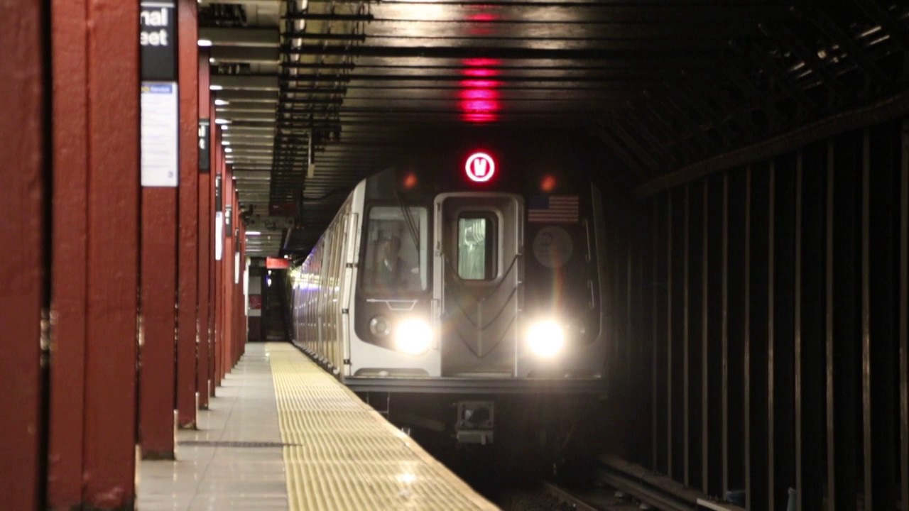 MTA NYC Subway W train arriving at Canal St - YouTube