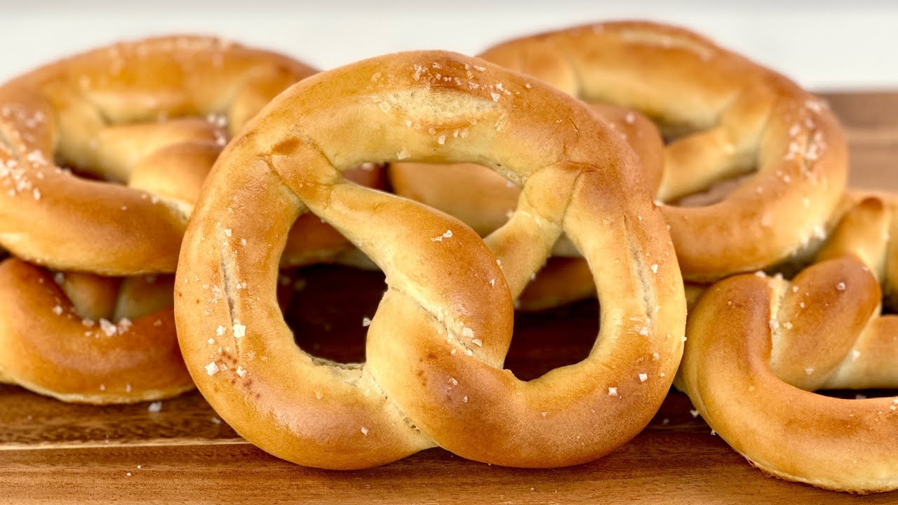 Crunchy and Soft Pretzel at Home 🥨 - Easy and Delicious - Better than ...