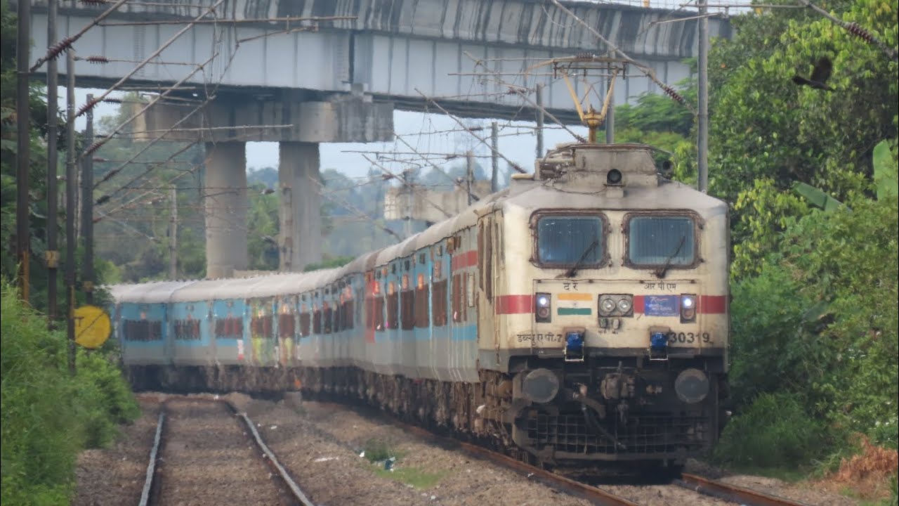 || THE BLUE LHB || Shoranur - Trivandrum Central Venad Express 16301 ...