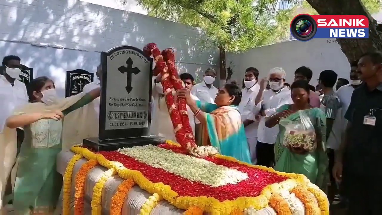 YSRCP Honorary president YS Vijayamma pays floral tributes to YS Raja ...