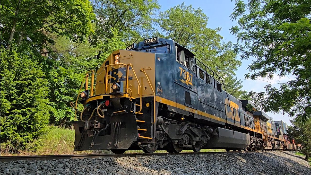 CSX Freight Train Locomotive 7387 gliding gently through Saugerties NY ...