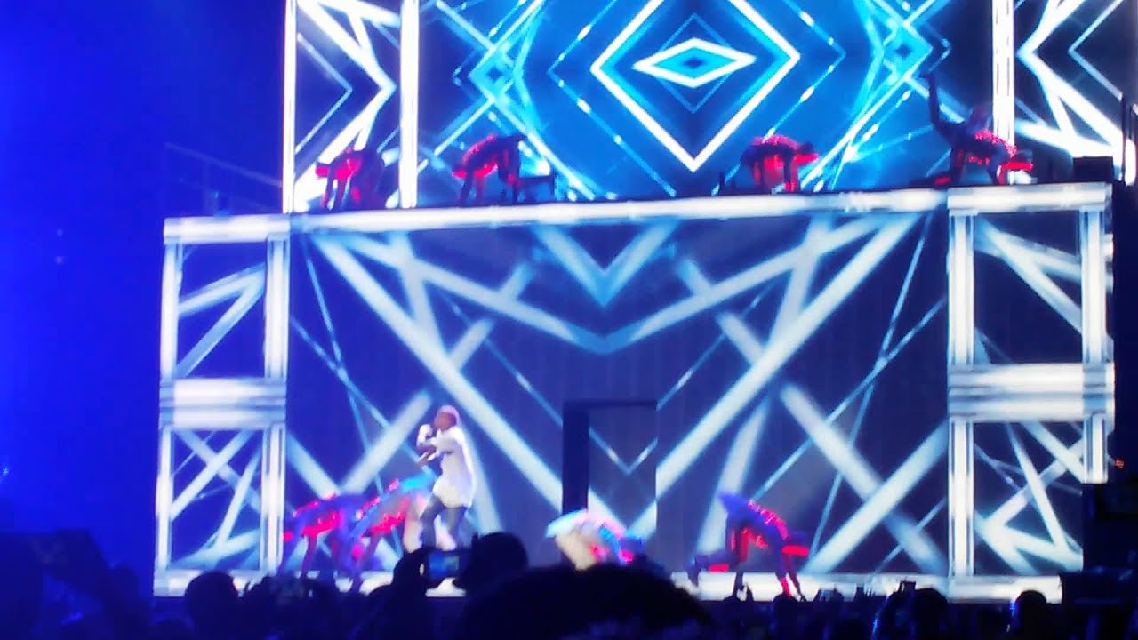 Chris Brown - BeatBoxing/NewFlame (Live, Houston) - YouTube