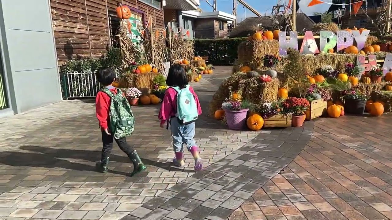Entrance at Paultons Park Home of Peppa Pig World - YouTube