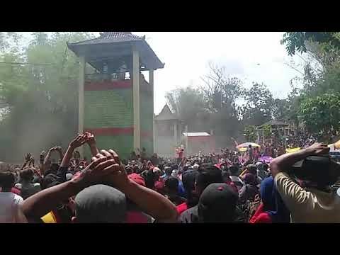 Tradisi jawa sebar apem jatinom - YouTube