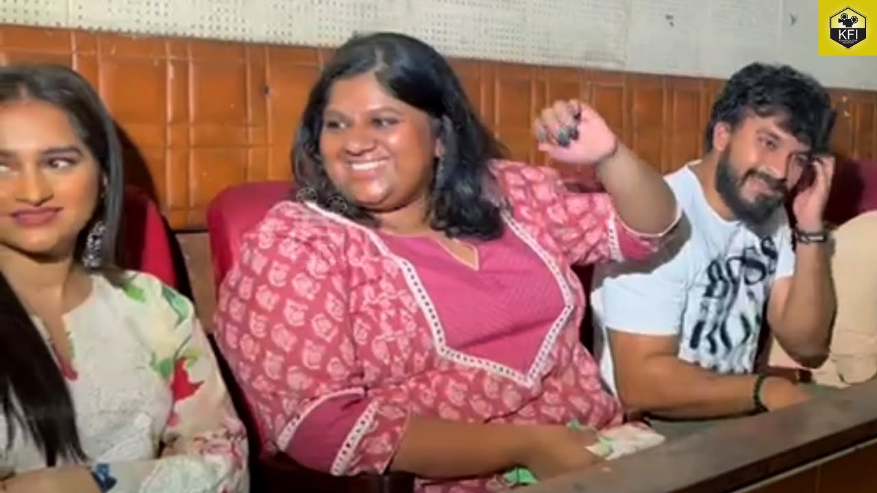 Shivrajkumar Daughter Watching Father's Bairagee Movie In Theater ...
