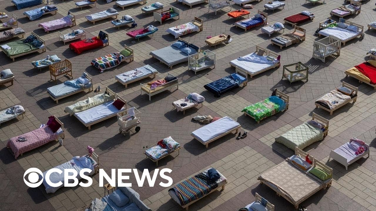 Beds representing Hamas hostages lined up in Jerusalem - YouTube