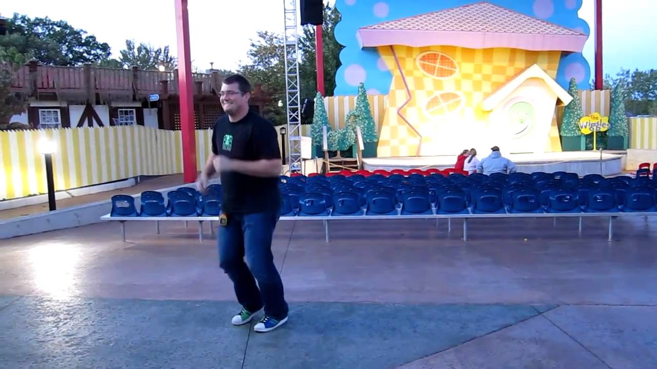 Let's Do The Wiggles Dance! - Six Flags - YouTube