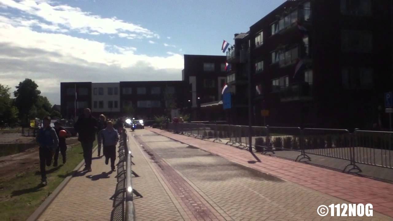 Politiebegeleid prinses Beatrix bij vertrek na opening zorgcentrum De ...