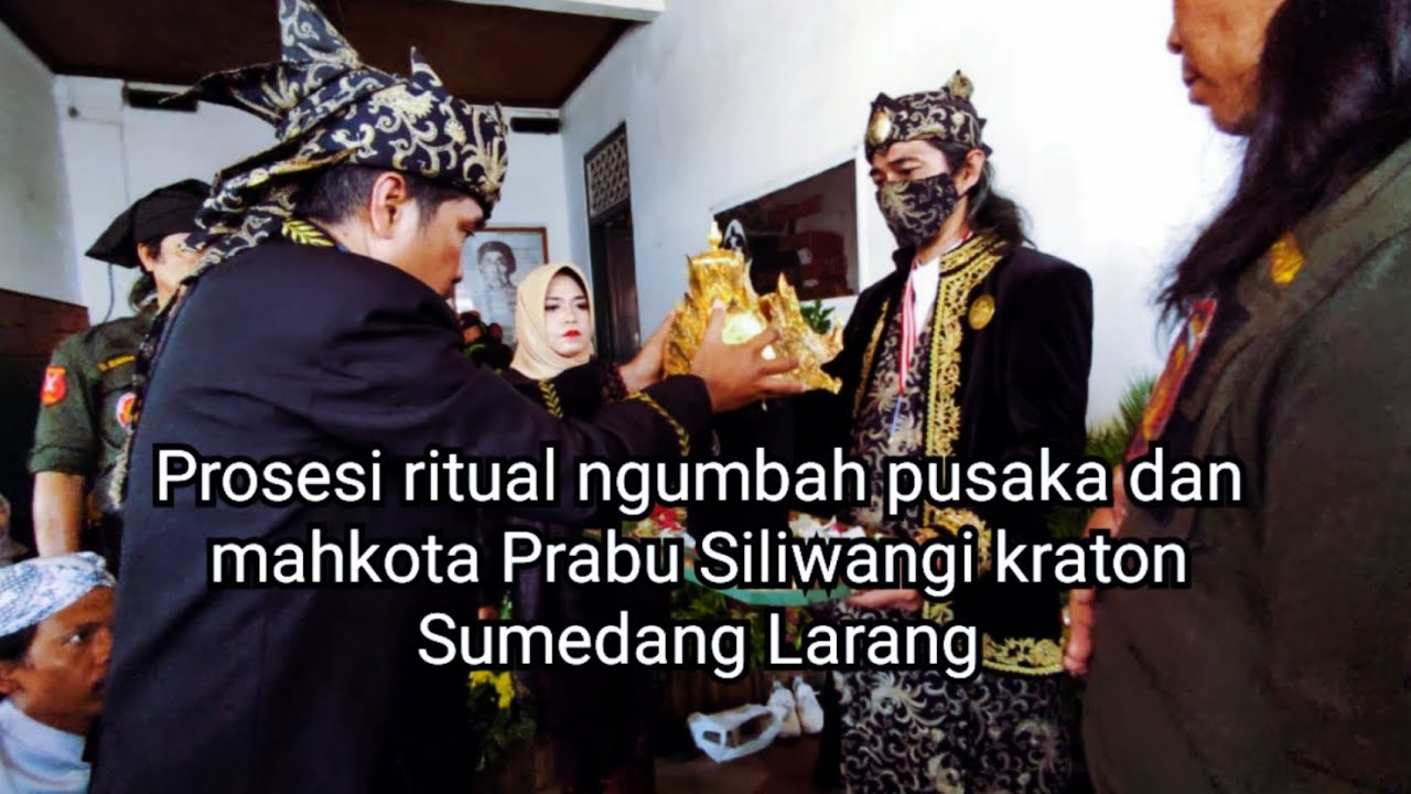 Prosesi ritual ngumbah pusaka dan mahkota Prabu Siliwangi Keraton ...