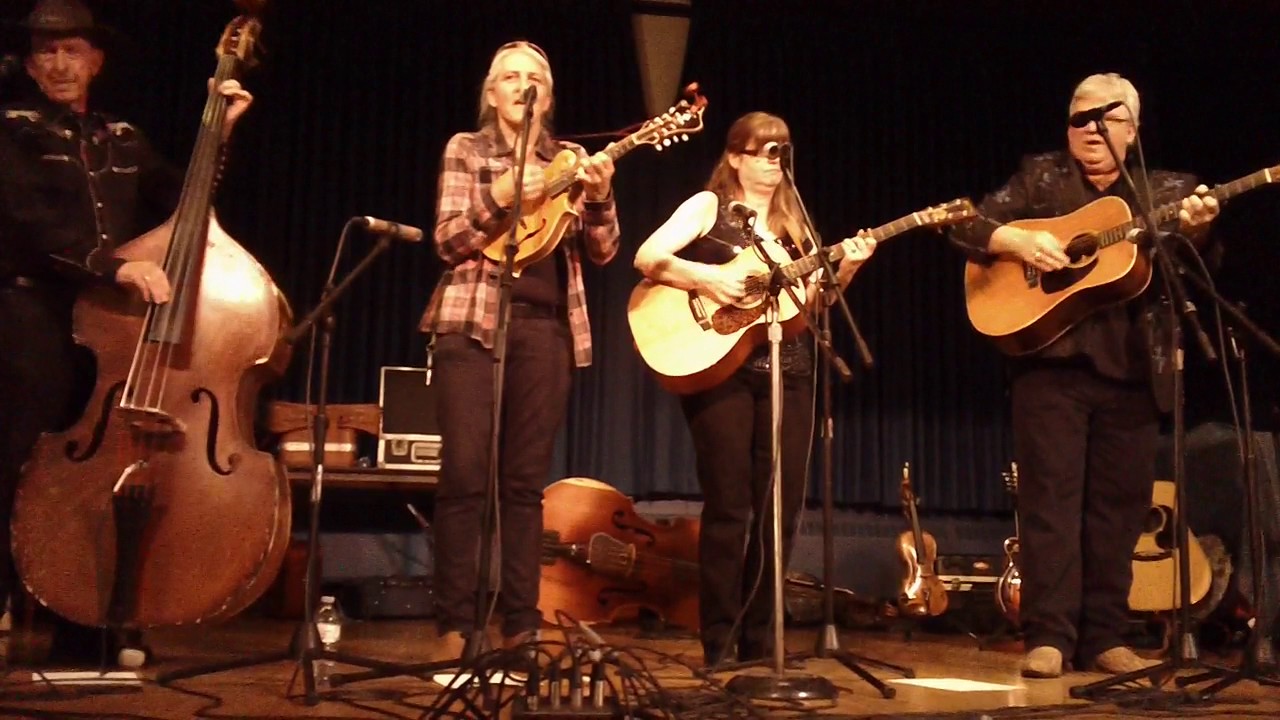 Jill Welsh,..singing..'The Old Swinging Bridge'... - YouTube