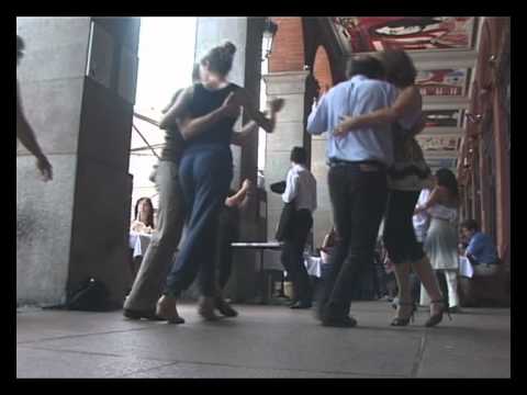 Tango nomade sous la colonnade Tangopostale Toulouse 2011.wmv - YouTube