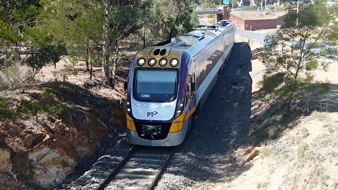 VLine Velocity Train at Watson Ave Footbridge. Cristian Lawal. - YouTube