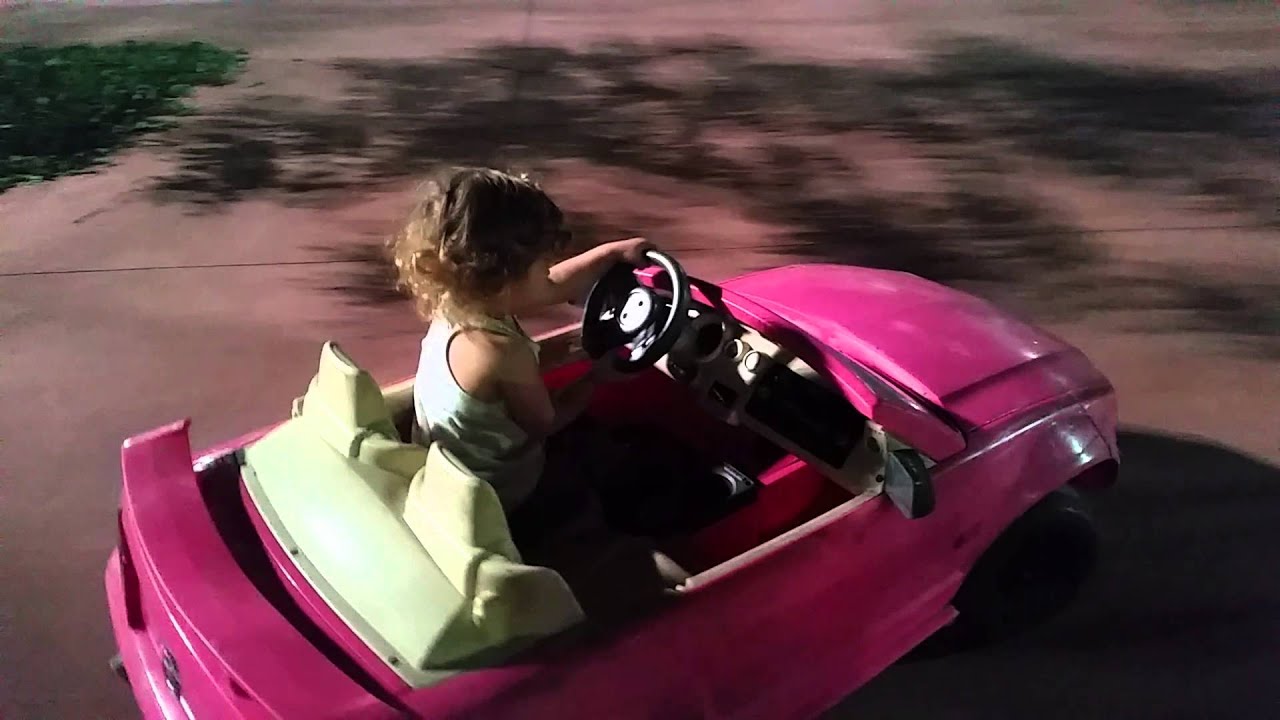 Catarina em seu carrinho elétrico rosa - Penelope Charmosa - YouTube