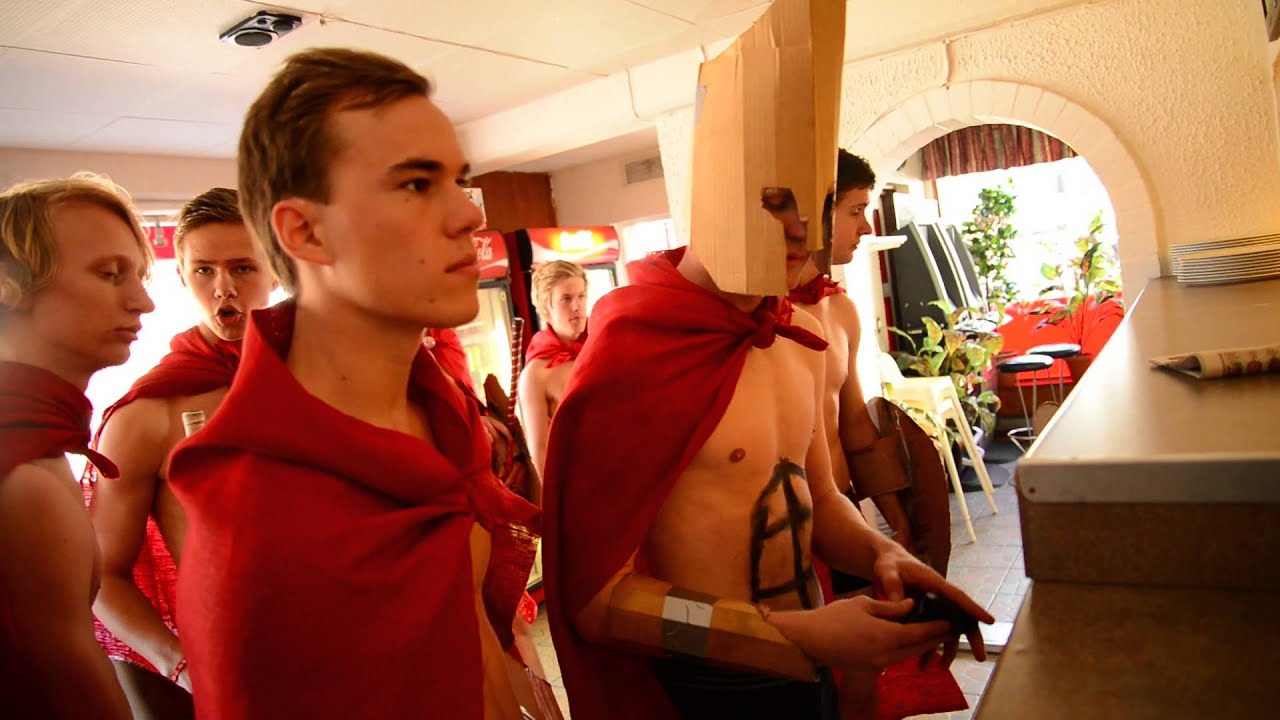 Spartans eating pizza - YouTube