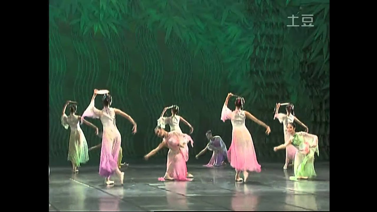 Moon Reflected on Second Spring《二泉映月》Fan Dance - YouTube