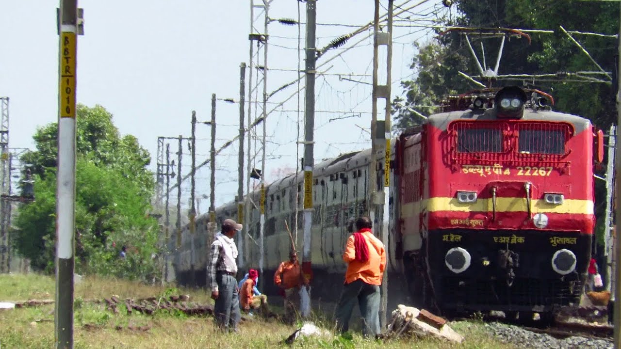 Sanghamitra Express goes over 100+ Years Old Machna River Bridge at ...