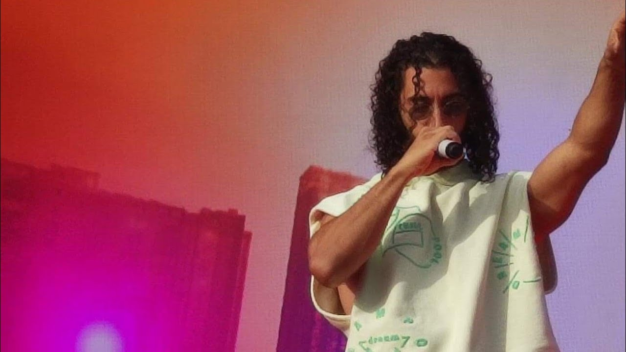 ADEMO QUI CE BALADE SUR LA PLAGE AVANT DE MONTÉ SUR SCÈNE AU FESTIVAL ...