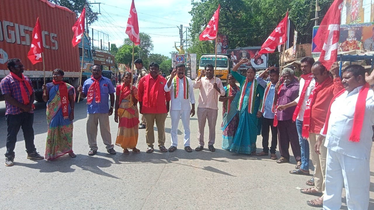 విశాఖ ఉక్కు ప్రైవేటీకరణపై రైల్వే కోడూరులో రాస్తారోకో ........... - YouTube