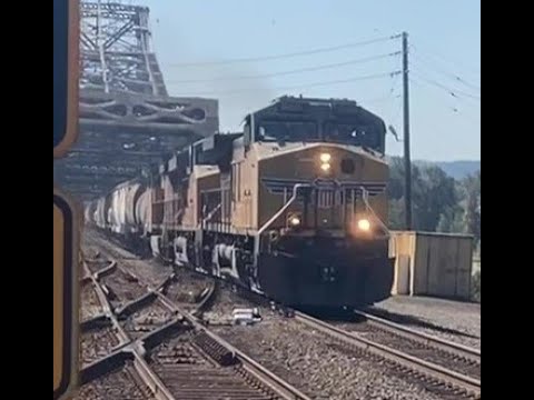 Ex-SP AC4400CW Still With Flashing Ditch Lights (Railfanning 8-30-2022) - YouTube
