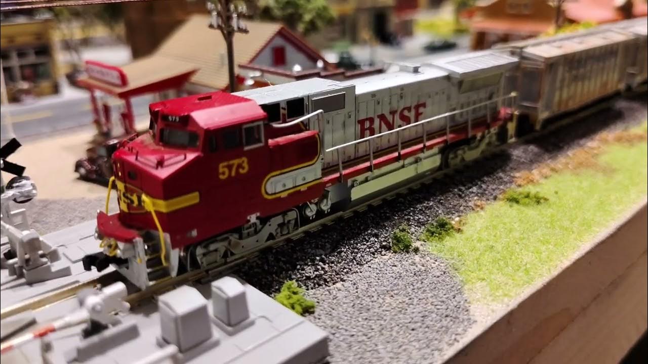 N Scale Atlas Dash 8-40BW Mechanical Restoration Results - YouTube