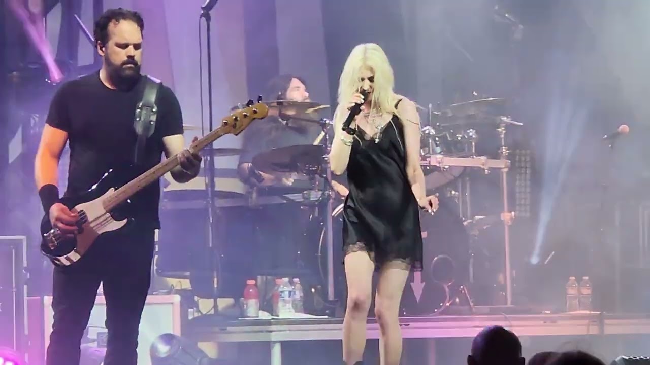 The Pretty Reckless - "Witches Burn / Going to Hell" (7/17/22) - YouTube