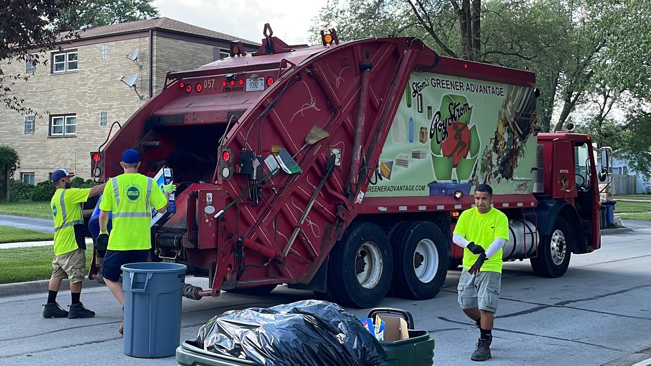 Split Chagnon Garbage Truck With A Fast 3 Man Crew - YouTube
