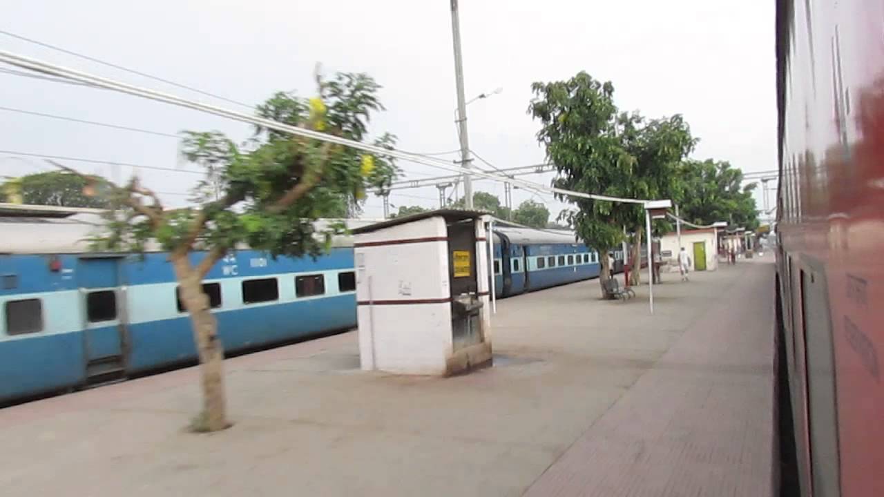 500!!!! 12433 Chennai Rajdhani express overtaking 12189 Mahakoshal ...