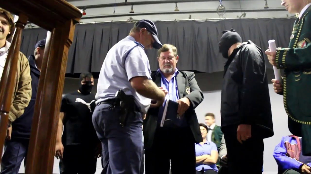 Tom Naudé hoof gearresteer vir diere mishandeling - YouTube