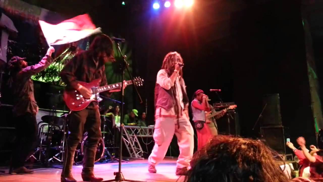 King and His Character - Johnny Dread Live in Costa Rica - YouTube