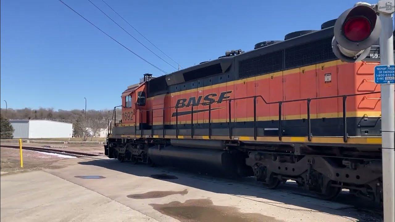 3rd Street railroad crossing, BNSF 1692 and 2800 Local, Sioux City, IA - YouTube